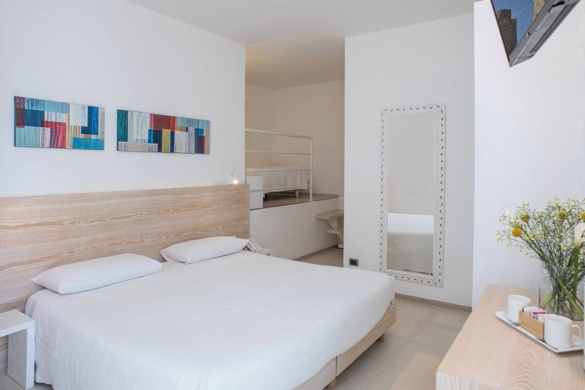 Quarto Triplo Superior, varanda | Edredões de penas, minibar, cofre no quarto, secretária 
