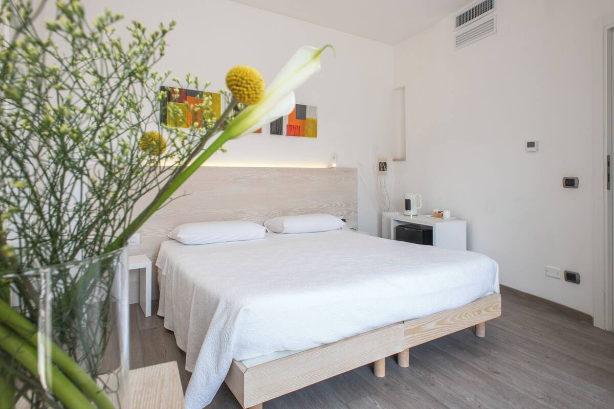 Quarto Superior | Edredões de penas, minibar, cofre no quarto, secretária 