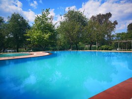 Piscina externa sazonal, funciona das 9h às 19h, espreguiçadeiras