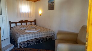 Quarto Duplo Standard | Camas de colchão pillowtop, com decoração personalizada, secretária 