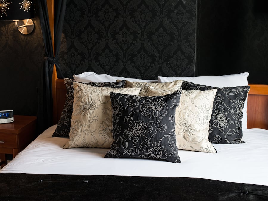 Quarto casal (with Four Poster Bed) | Escrivaninha, cortinas blackout, ferros/tábuas de passar roupa