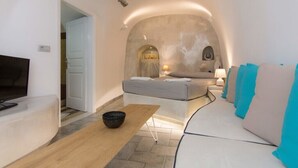 Uma sala de estar moderna com sofá, mesa de centro e televisão.