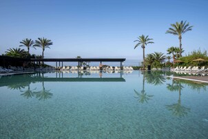 Piscina interna, piscina externa sazonal, espreguiçadeiras