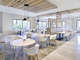 3 restaurantes, café da manhã, culinária internacional