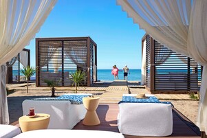 Praia particular, barracas de praia (sobretaxa), espreguiçadeiras 