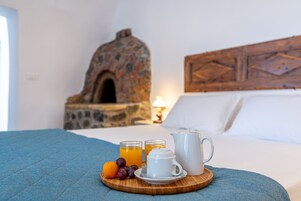 Exclusive Studio (F o u r n i) | Lençóis italianos Frette, roupa de alta qualidade, minibar