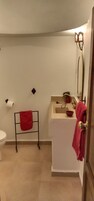 Quarto Duplo | Casa de banho | Um polibã, um chuveiro fixo, um secador de cabelo (mediante pedido) 