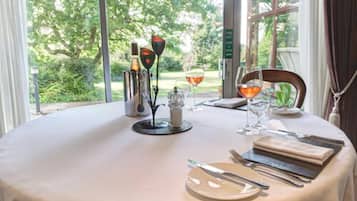 Serviço de café da manhã, culinária britânica, vistas para o jardim