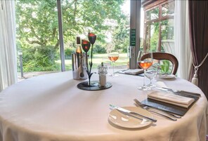 Pequenos-almoços servidos, cozinha britânica, com vista para o jardim 