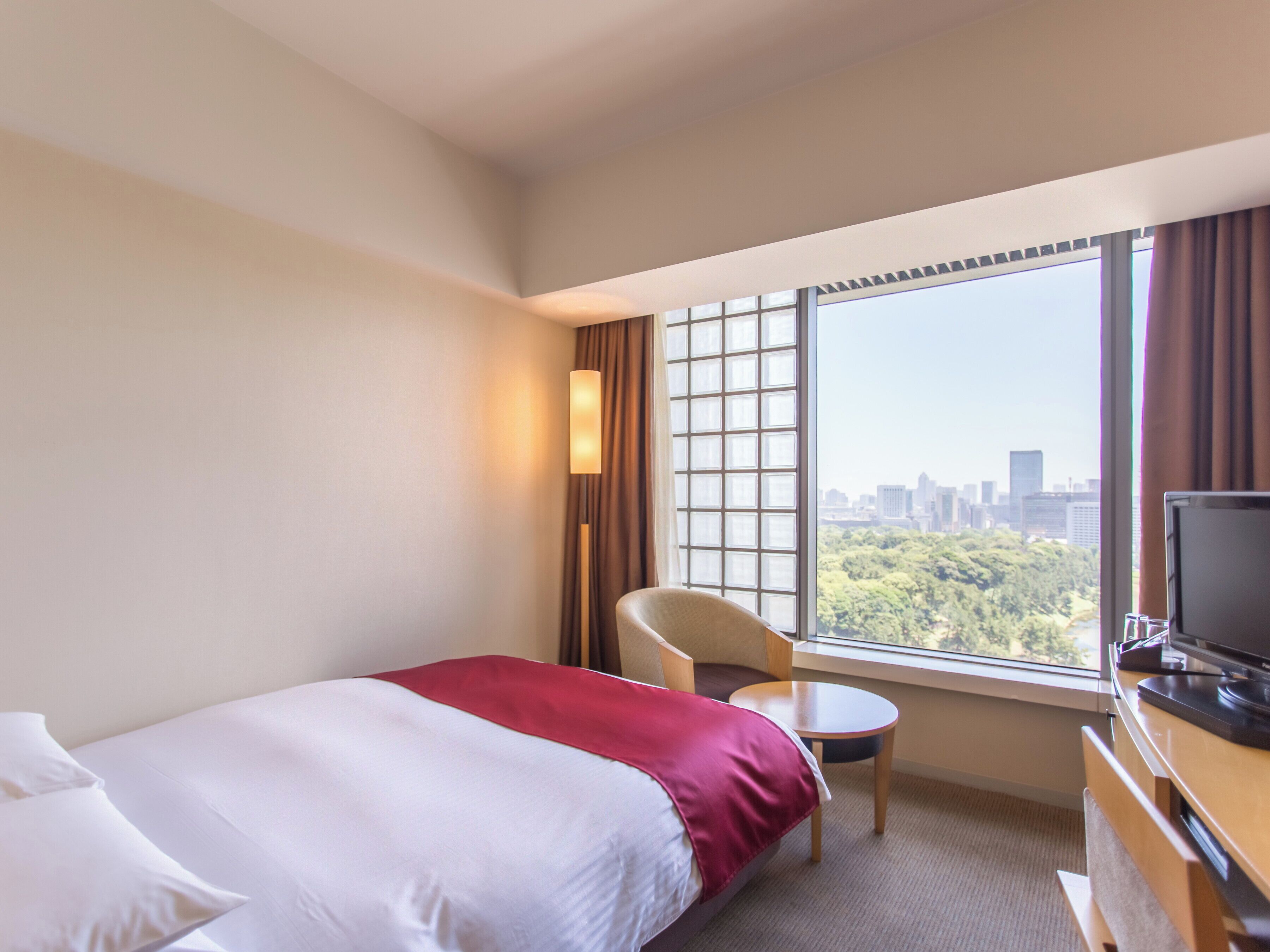 Edredons de pluma, cofres nos quartos, escrivaninha, cortinas blackout