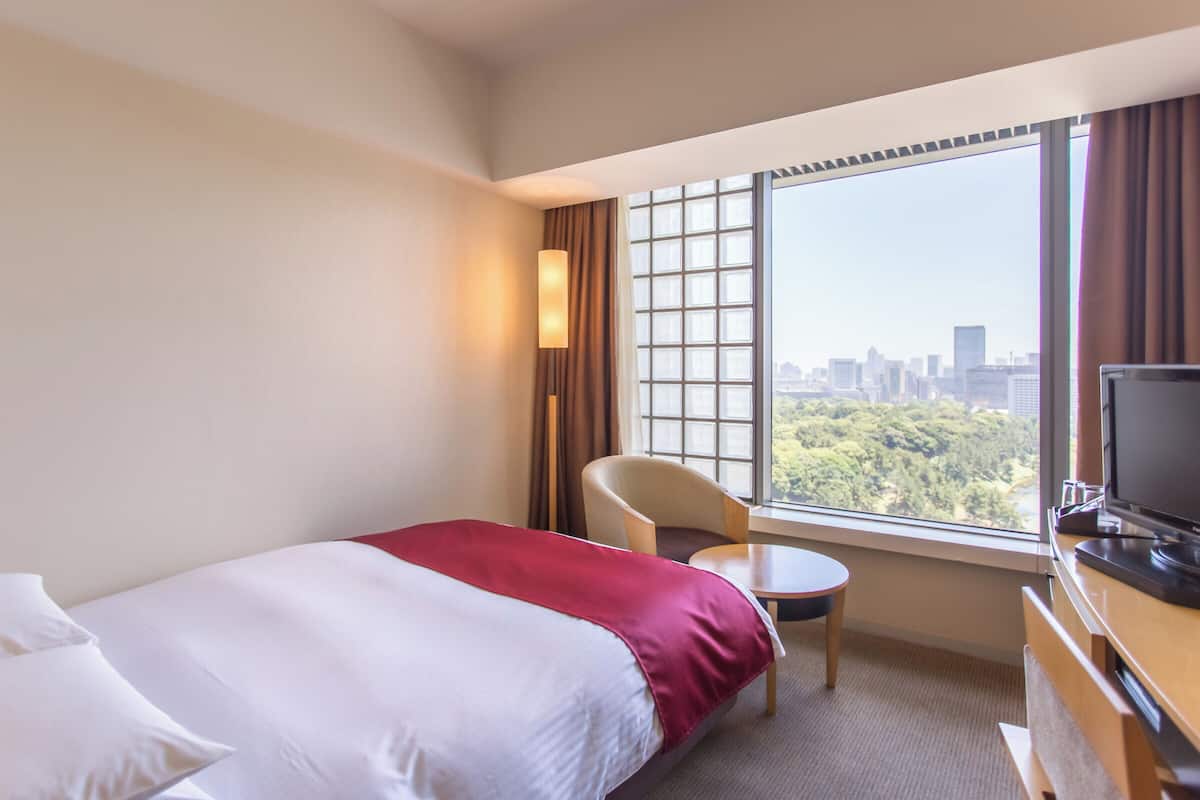 Edredons de pluma, cofres nos quartos, escrivaninha, cortinas blackout