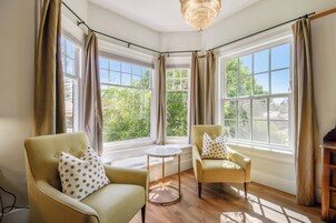 Count Bonzi Suite | Roupas de cama premium, cofres nos quartos