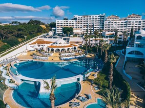 Piscina interna, piscina externa, guarda-sóis, espreguiçadeiras