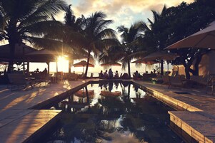 Piscina externa, guarda-sóis, espreguiçadeiras