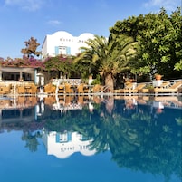 Piscina externa, guarda-sóis, espreguiçadeiras