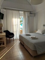 Quarto Deluxe, vista para a piscina | Minibar, cofre no quarto, ferro/tábua de engomar, Wi-fi grátis 