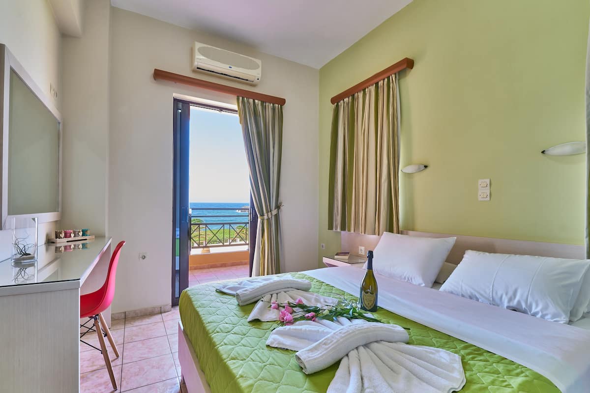 Apartamento, 2 quartos, vista para o mar | Cofre no quarto, secretária, cortinas/cortinados opacos 