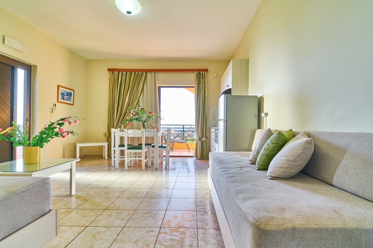 Apartamento Familiar, 1 quarto, vista para a praia | Cofre no quarto, secretária, cortinas/cortinados opacos 