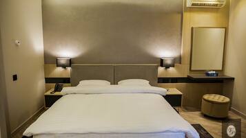 Quarto Duplo Standard | Minibar, cofre no quarto, secretária, ferro/tábua de engomar