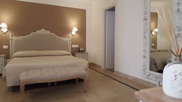 Frigobar, cofres nos quartos, escrivaninha, Wi-Fi de cortesia