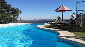 Piscina exterior sazonal, guarda-sóis