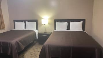 Quarto casal básico, 2 camas Queen | Wi-Fi de cortesia, roupa de cama, acesso para cadeiras de rodas