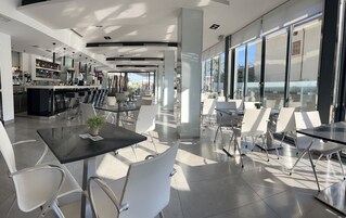 Almoços e jantares servidos, com espaço para refeições ao ar livre 