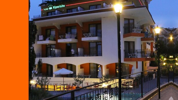 Um hotel com várias varandas, área de estar ao ar livre e piscina.