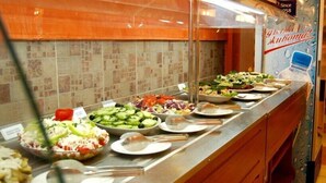 Buffet com diversas saladas e pratos.