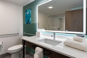 Quarto, 1 cama King, acessível, para não fumantes (Roll-in Shower) | Banheiro | Chuveiro, toalhas de banho