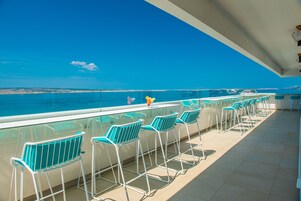 Este bar no terraço do hotel