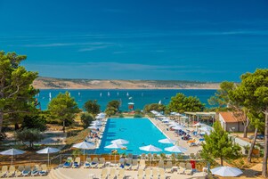 Piscina interior, 2 piscinas exteriores