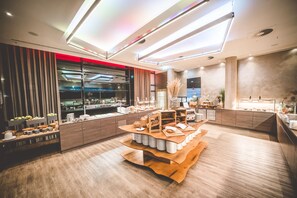 3 restaurantes, pequenos-almoços servidos, cozinha internacional 