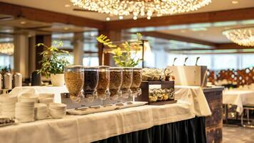 Café da manhã com buffet todos os dias (EUR 20 por pessoa)