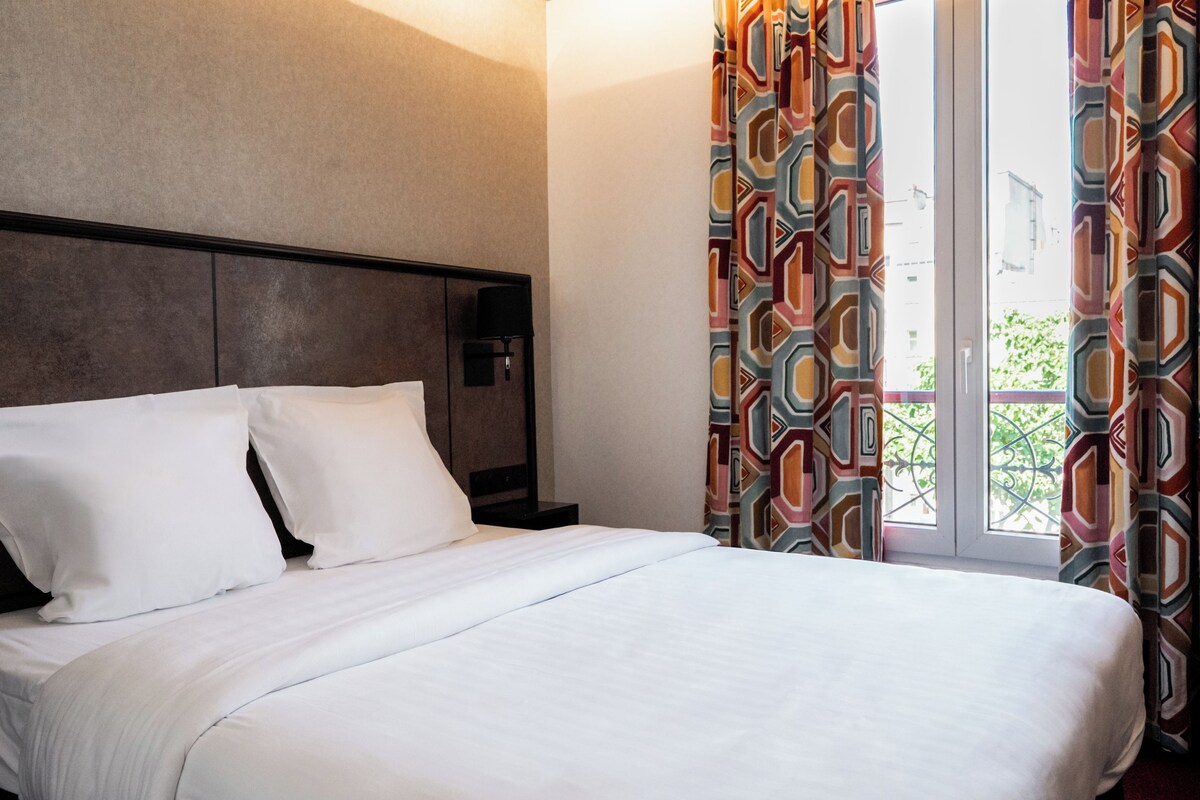 Quarto Duplo Standard | Roupa de alta qualidade, secretária 