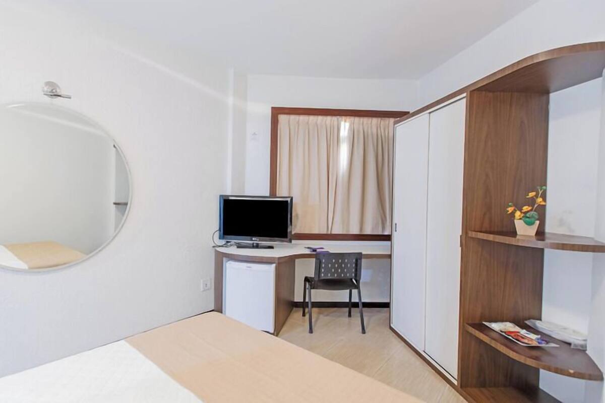 Minibar, cofre no quarto, secretária, quartos insonorizados