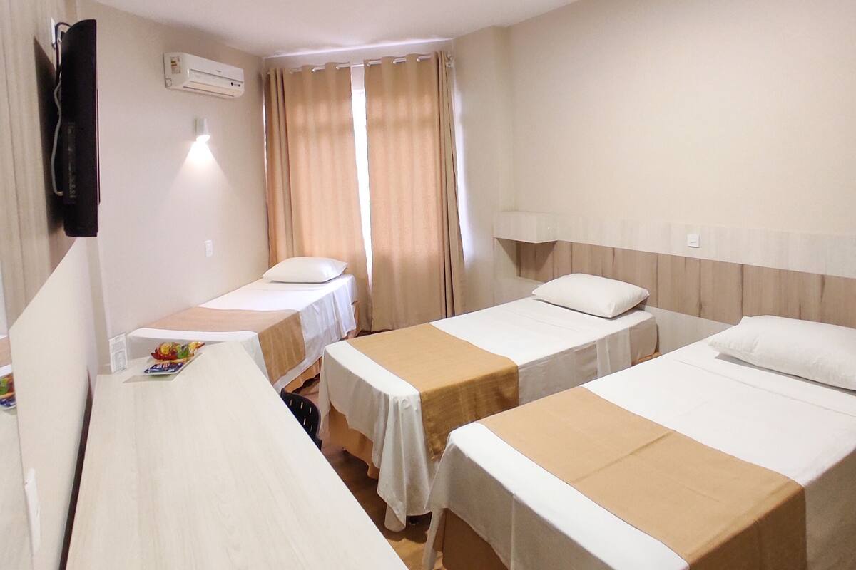 Minibar, cofre no quarto, secretária, quartos insonorizados