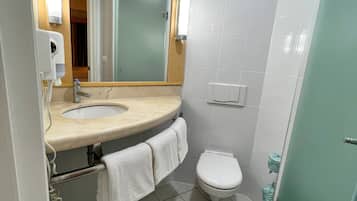 Quarto Duplo Standard, 1 cama de casal | Casa de banho | Artigos de higiene ecológicos, um secador de cabelo, toalhas fornecidas