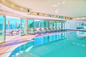 Piscina interna, guarda-sóis, espreguiçadeiras