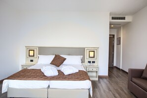 Cofre no quarto, com decoração personalizada, secretária 