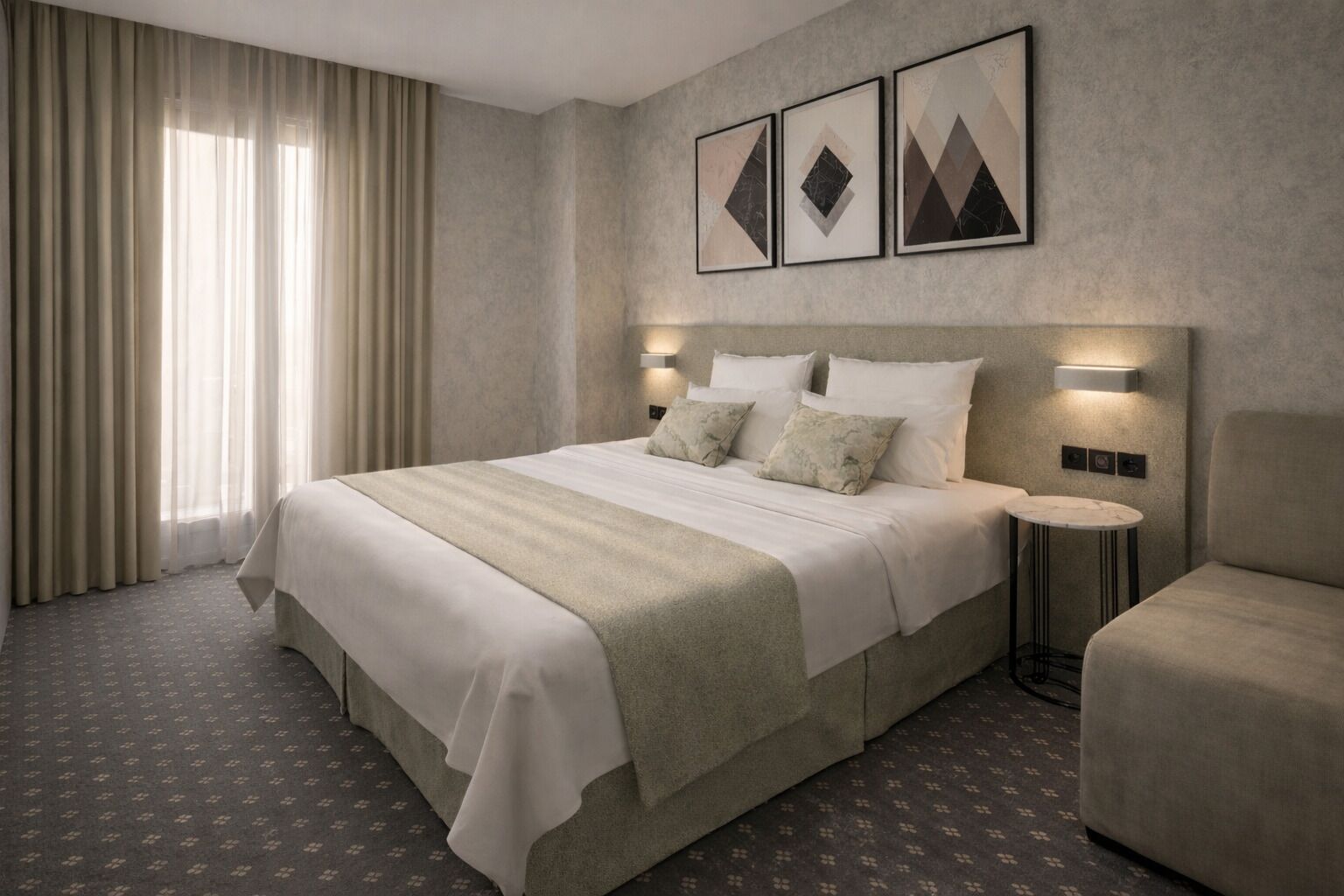 Frigobar, cofres nos quartos, escrivaninha, quartos à prova de som