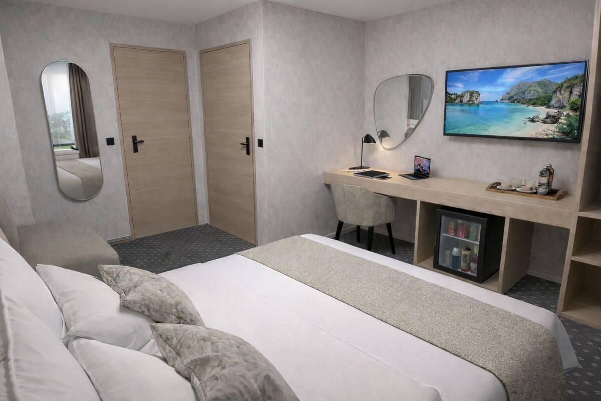 Frigobar, cofres nos quartos, escrivaninha, quartos à prova de som