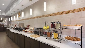 Café da manhã com buffet grátis todos os dias