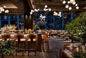 3 restaurantes: servem pequenos-almoços, almoços, jantares e brunches