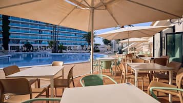 2 restaurantes: opção de café da manhã e jantar