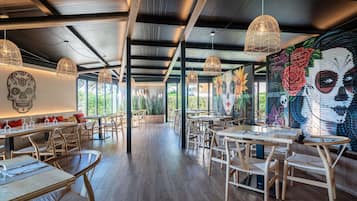 2 restaurantes, é servido café da manhã