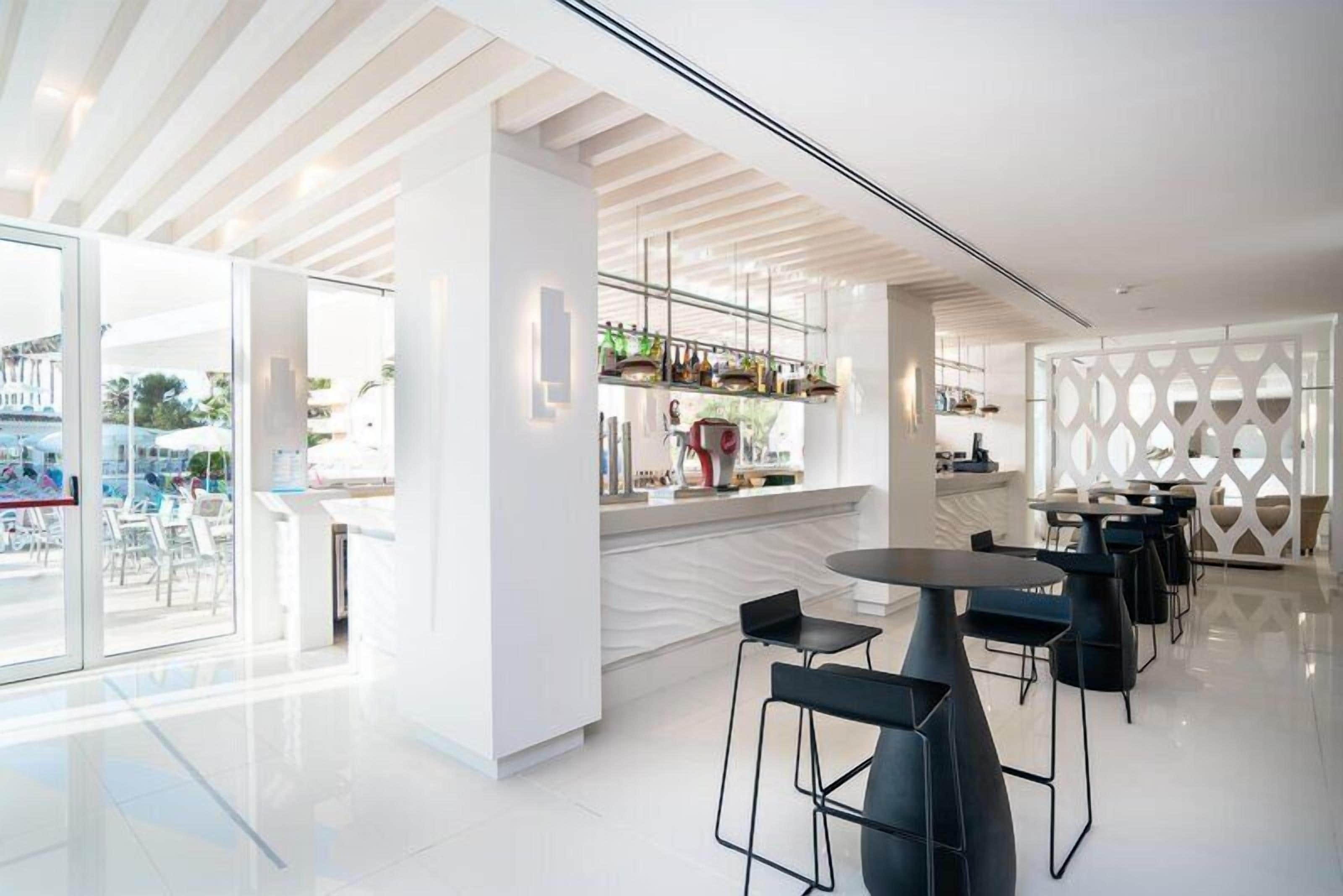 2 restaurantes: opção de café da manhã e jantar