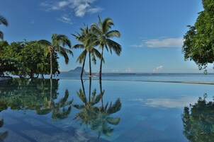 2 piscinas externas, guarda-sóis, espreguiçadeiras
