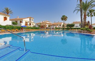 2 piscinas exteriores, da(s) 10:00 à(s) 18:00, guarda-sóis 