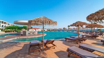 Piscina interna, piscina externa sazonal, espreguiçadeiras